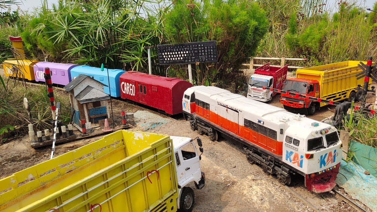 Hunting Kereta Api Rc Ngebut lewati Perlintsan Palang Kereta, lokomotif ...