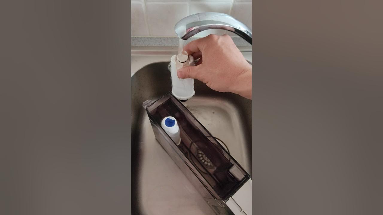 Замена водного фильтра Делонги 550.75 примадонна класс - YouTube