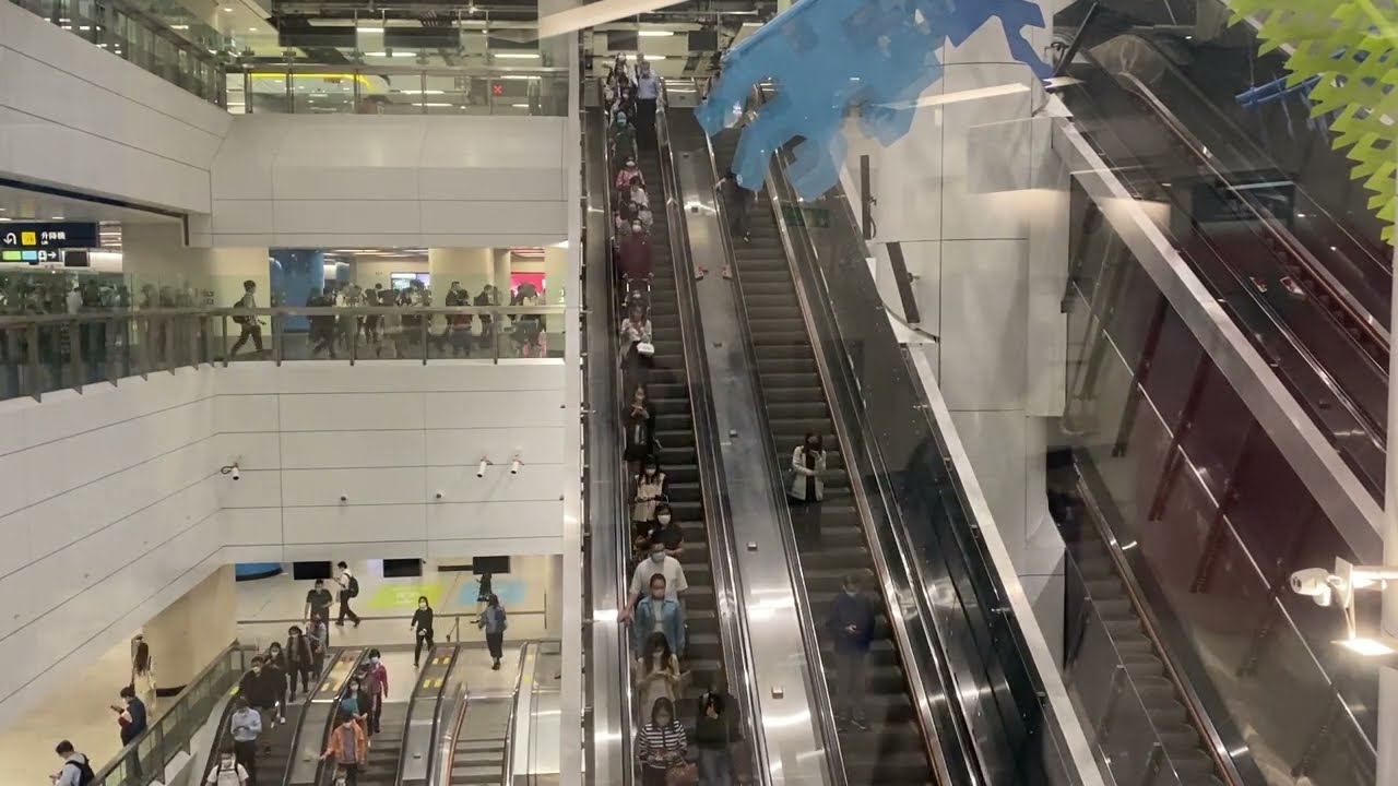 香港街景：金鐘地鐵站繁忙時間 Hong Kong street view： Admiralty MTR station rush hour ...