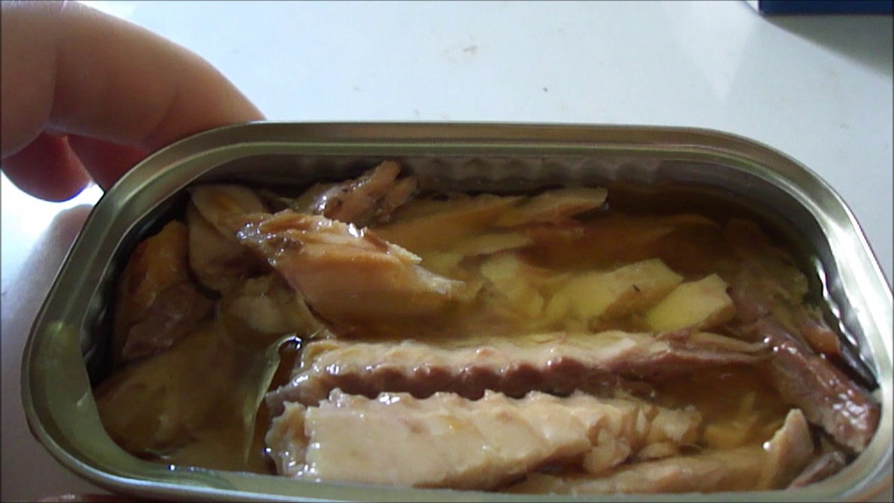Pampa mackerel fillets in sunflower oil - YouTube