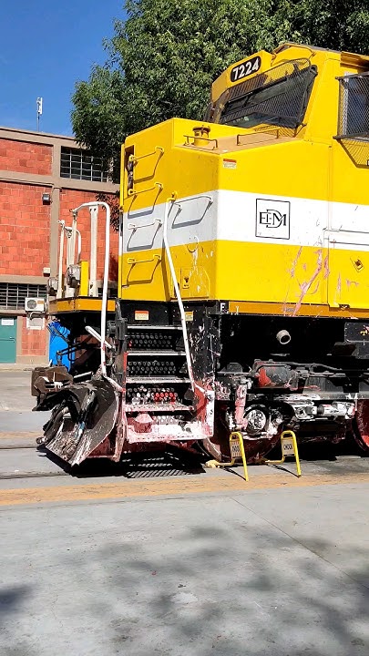 EMDX 7224 manchada de pintura vinílica en sus trucks y tanque de combustible - YouTube