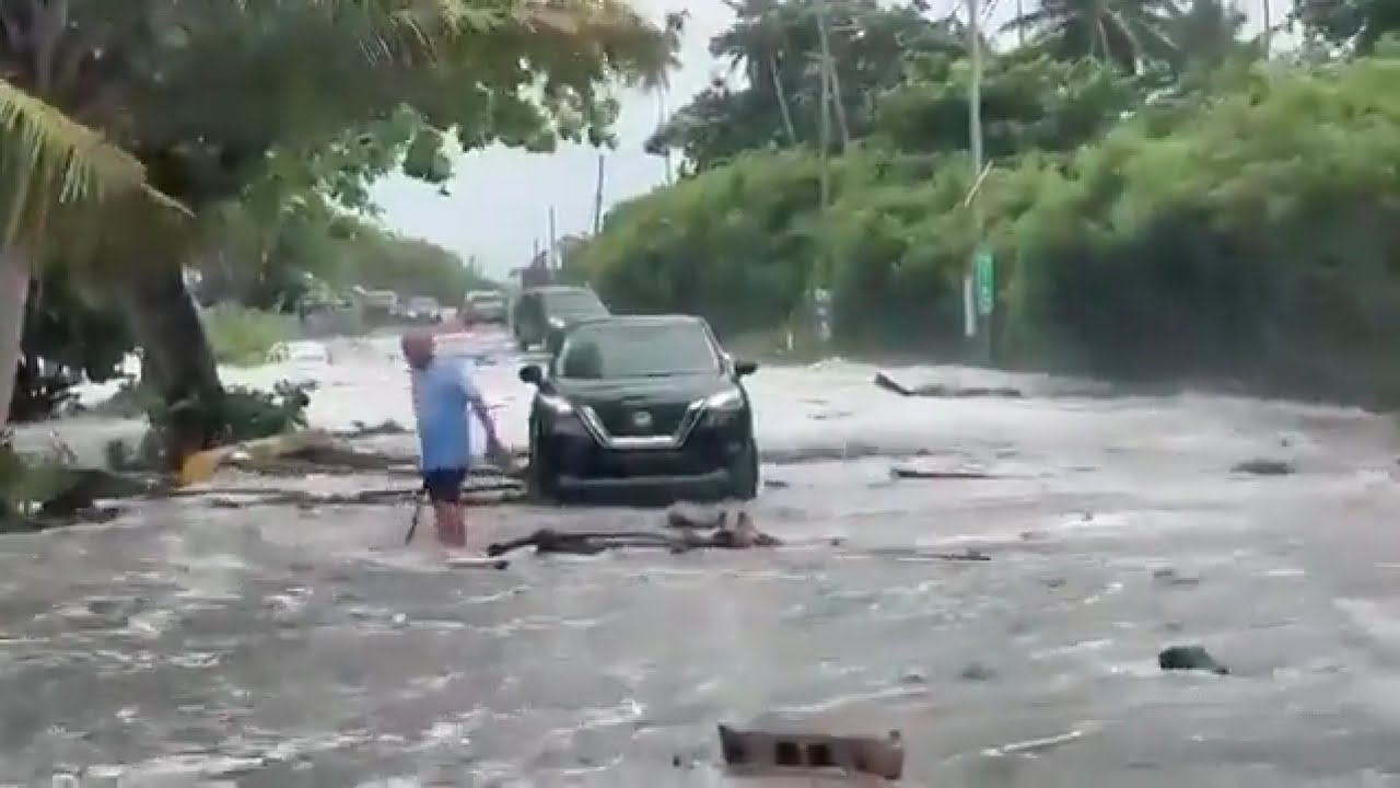 Así golpea el huracán Beryl a Puerto Rico - YouTube