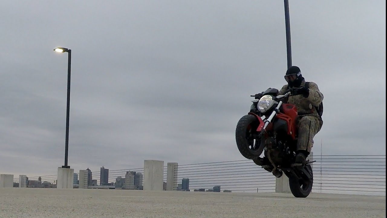 SSR RAZKULL 125cc Motorcycle: Rooftop Wheelie! - YouTube