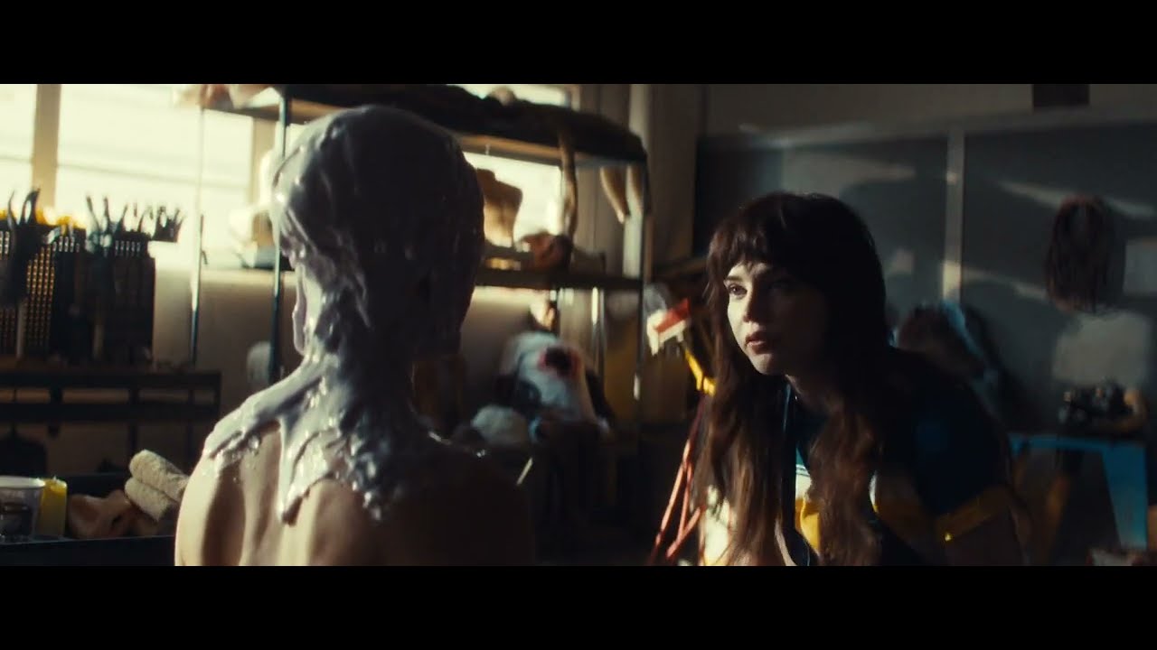 Mia Goth Maxine Minx MaXXXine make-up scene - YouTube