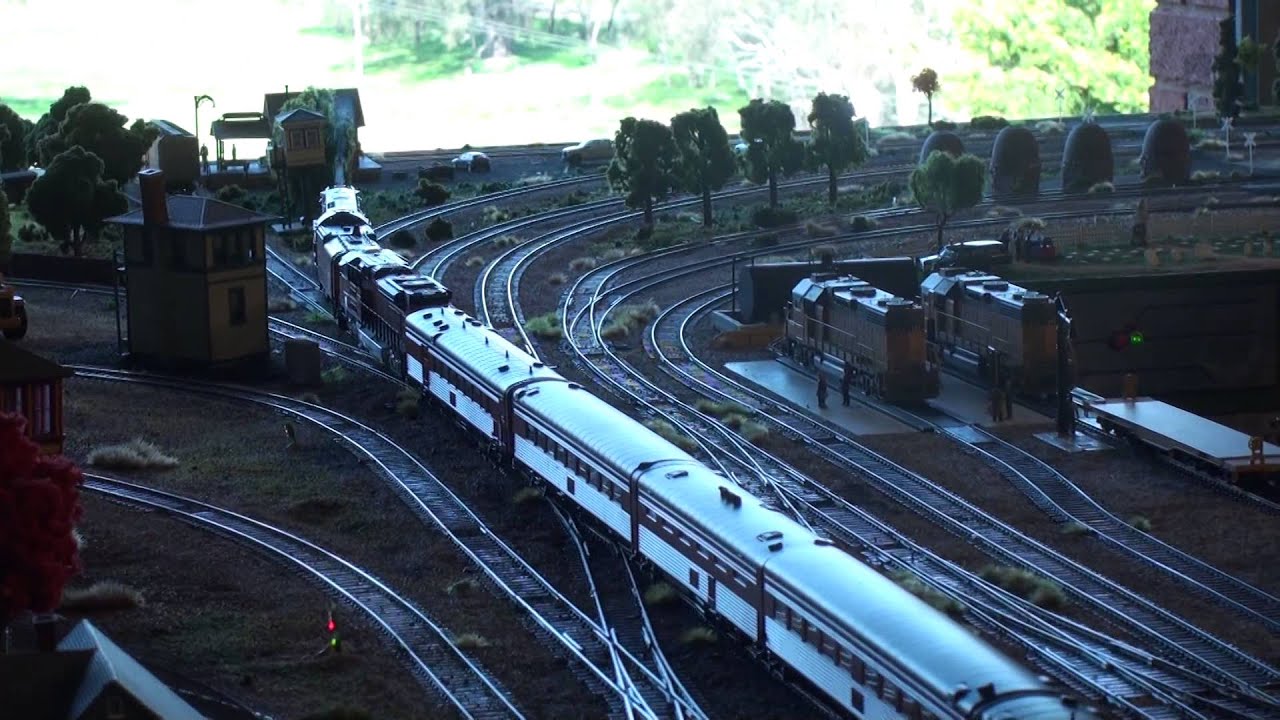 HO MTH GS4 and SD70ace Southern Pacific locos with Daylight train - YouTube