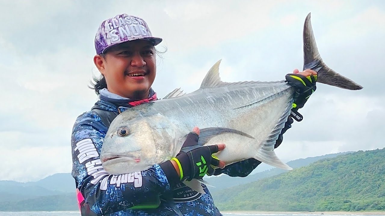 11.1kg The Biggest, Heaviest and The Epic Landed Giant Trevally - YouTube
