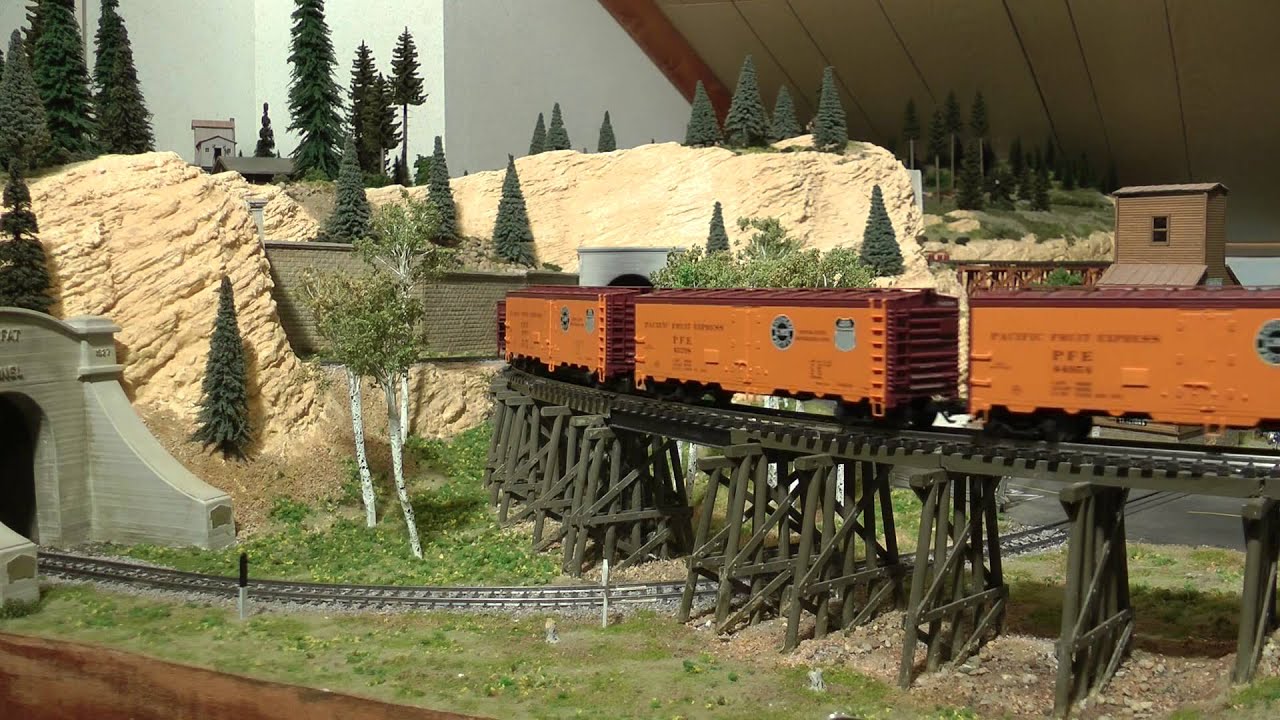 EMD GP 35 Union Pacific - YouTube