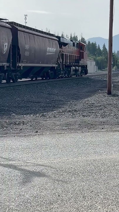 BNSF ES44C4 6954 as a DPU for a grain train rolling through Easton. - YouTube