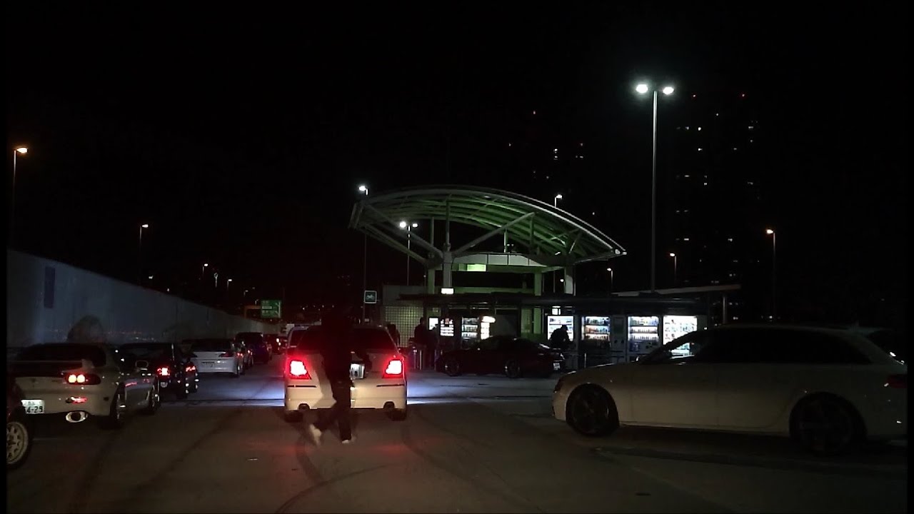 Japanese street racing scene/深夜の辰巳PA・覆面パトカー登場[首都高][ルーレット族]#2 - YouTube