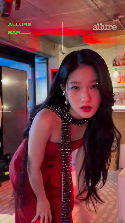 오늘 룩의 포인트는요?! 강렬한 레드 룩에 블링블링한 아이플레이😍 ️ | Allure Korea #이서연 #allurebeautybar #프미나 #프로미스나인 #fromis ...