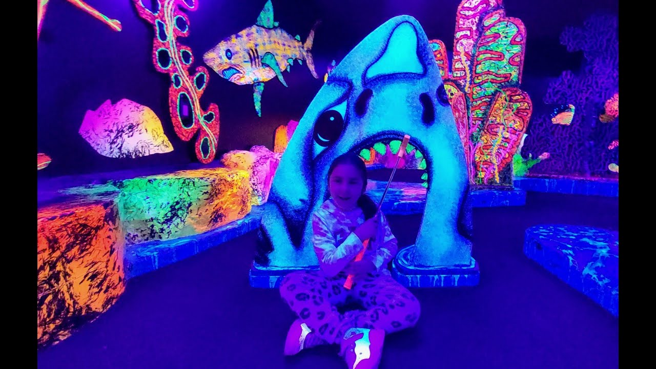 PUTTING EDGE MINI GOLF | LAUGH WITH LIANA - YouTube