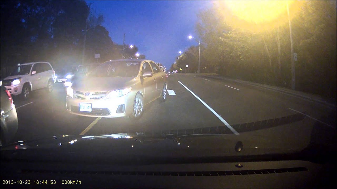 People driving in the wrong direction on a turning lane - YouTube