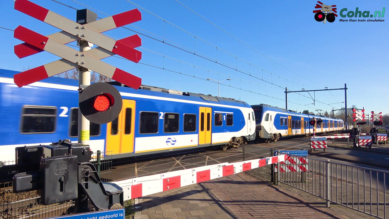 Dutch railroad crossing Eindhoven (NB) 😍4K😍 //Spoorwegovergang - YouTube