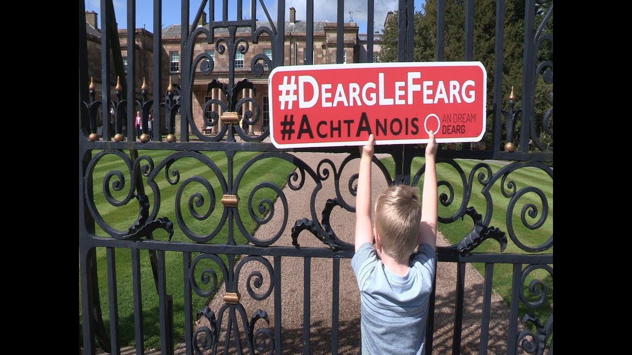 An Dream Dearg Irish language rights protest at Hillsborough castle ...