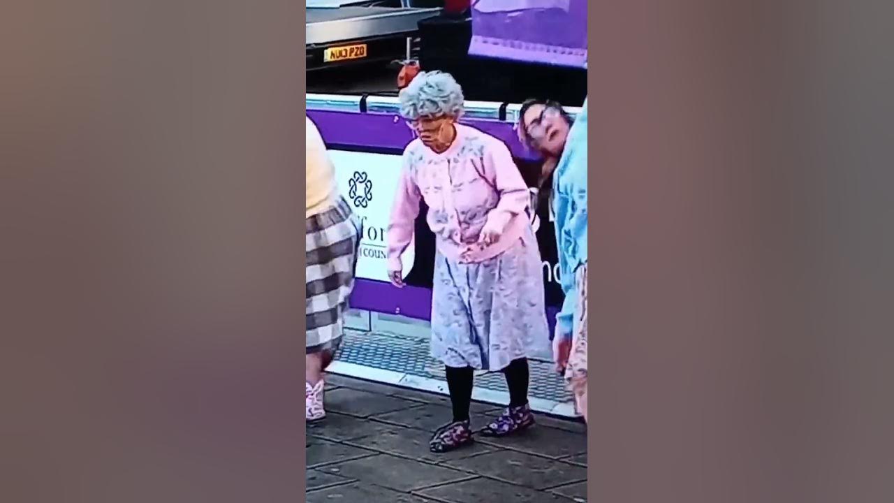 GRANNY'S TWERKING 🤣 - YouTube
