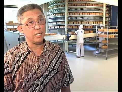 Roti Swanish Roti Keluarga, Indonesian Bread Company - YouTube