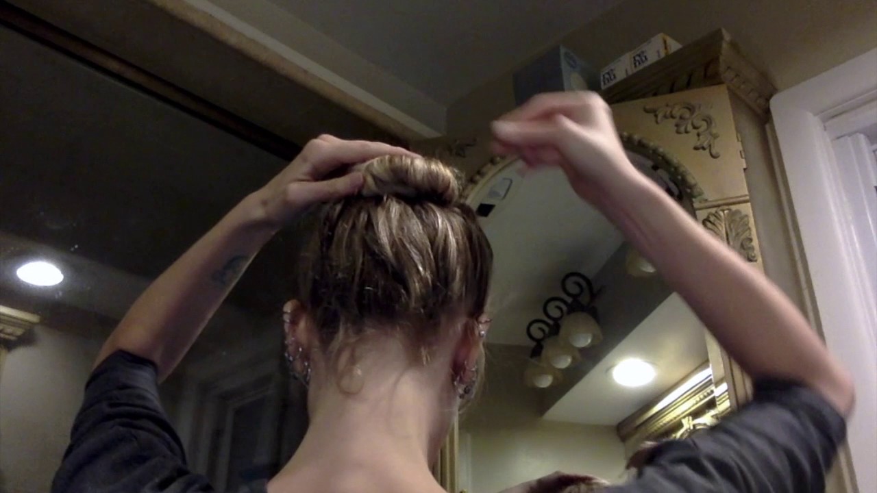 2 Minute Ballet Bun Tutorial - YouTube