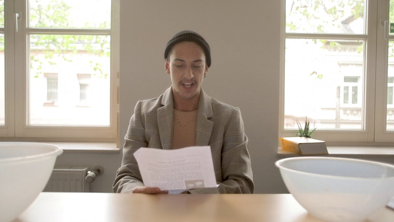 "Der Sprung in der Schüssel" gelesen von Torhan Gülderen. - YouTube