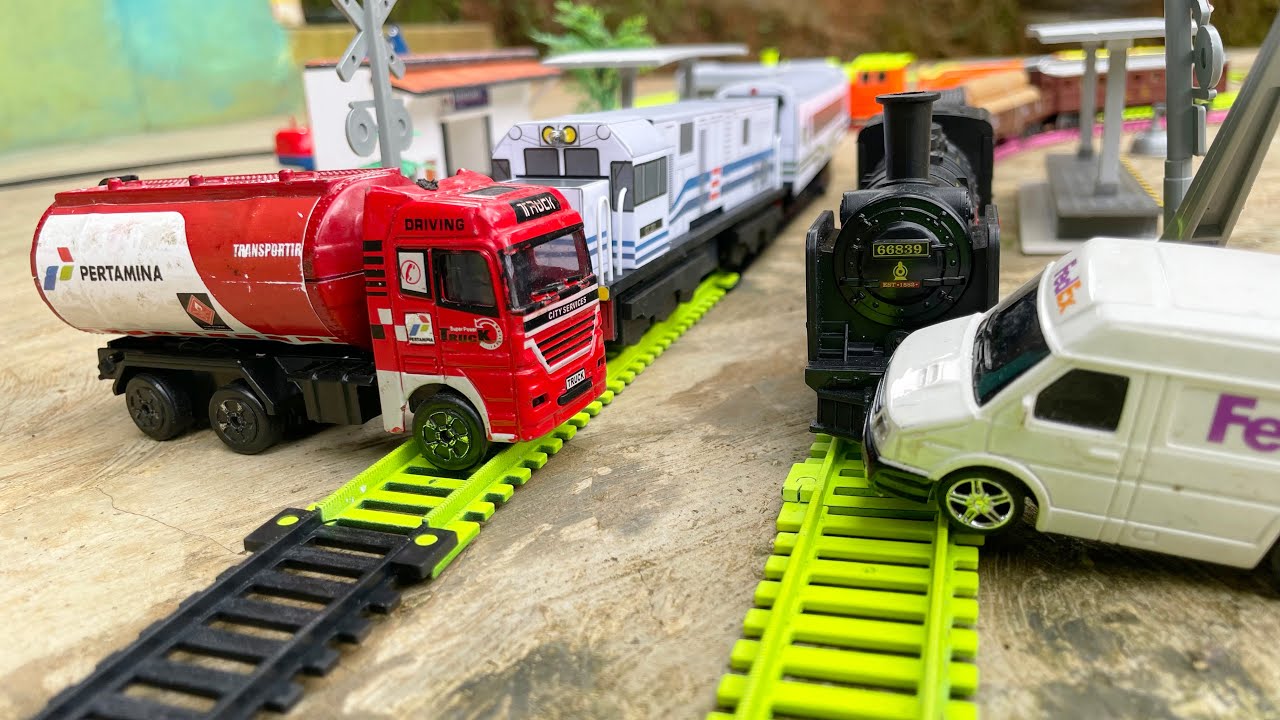 Merakit Kereta Api CC201 Perumka, Kereta Api Railking, Kereta Api ...