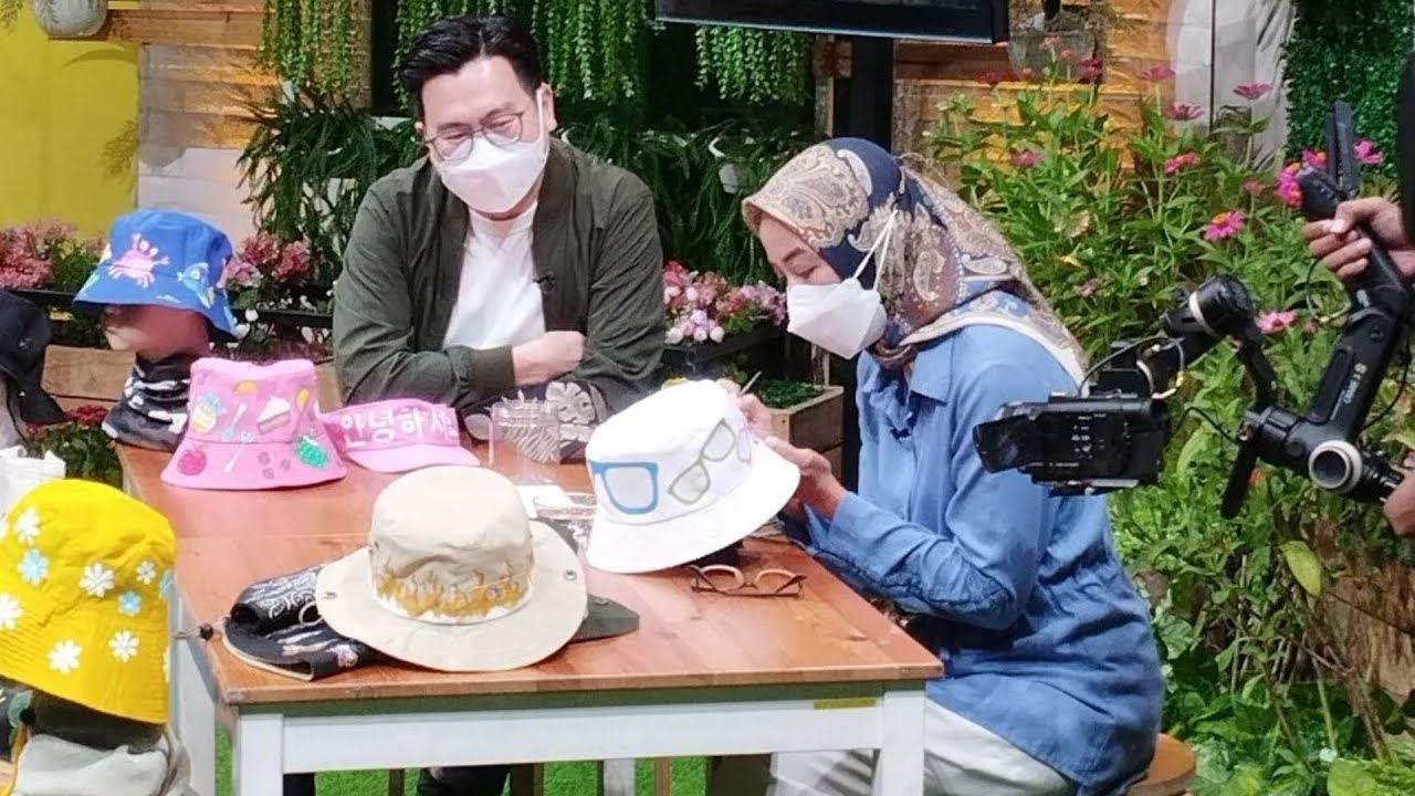 Widiastuti, Meraup 'Cuan' dari Kreasi Topi Lukis - YouTube
