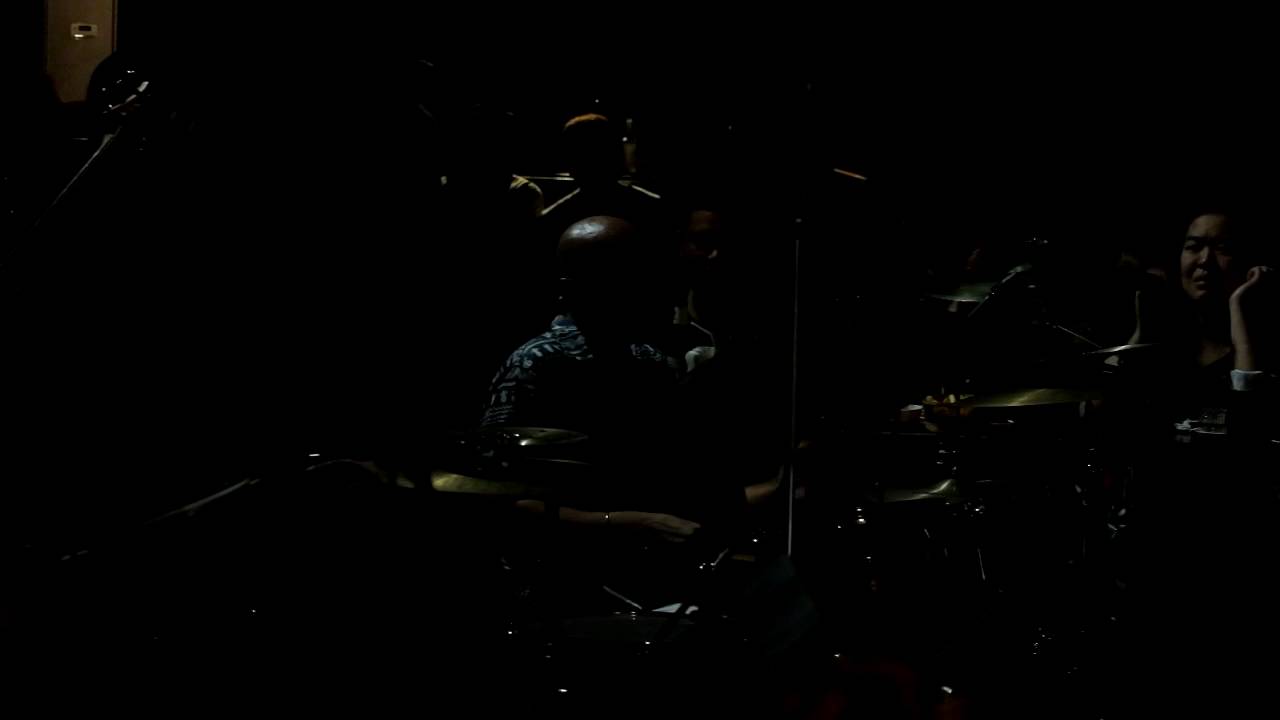 พี่เล็ก T-Bone Drum Solo ตอนไฟดับ at SaxophonePub #2 - YouTube