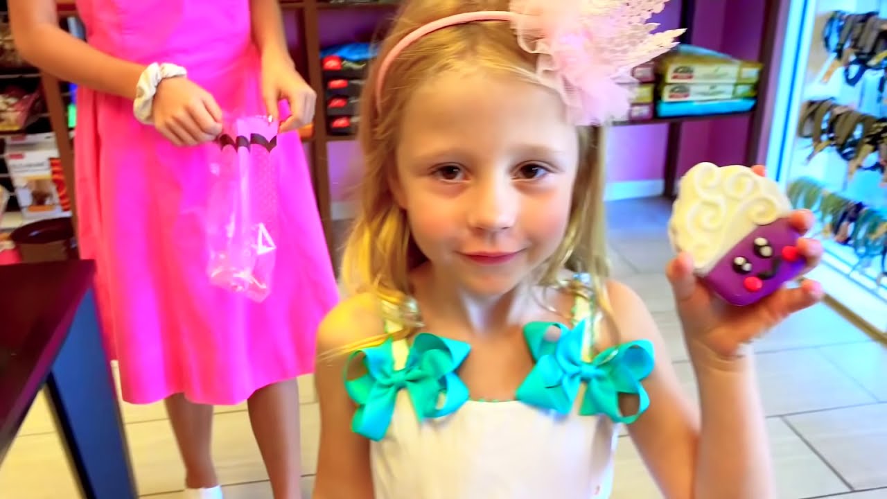 Stacy and her friend exchanged cat and dog pets - YouTube