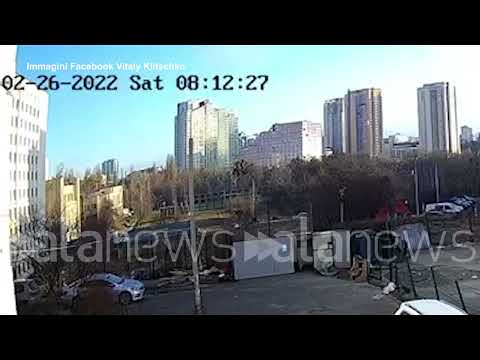 Ucraina, palazzo colpito da un missile a Kiev: il momento dell'impatto