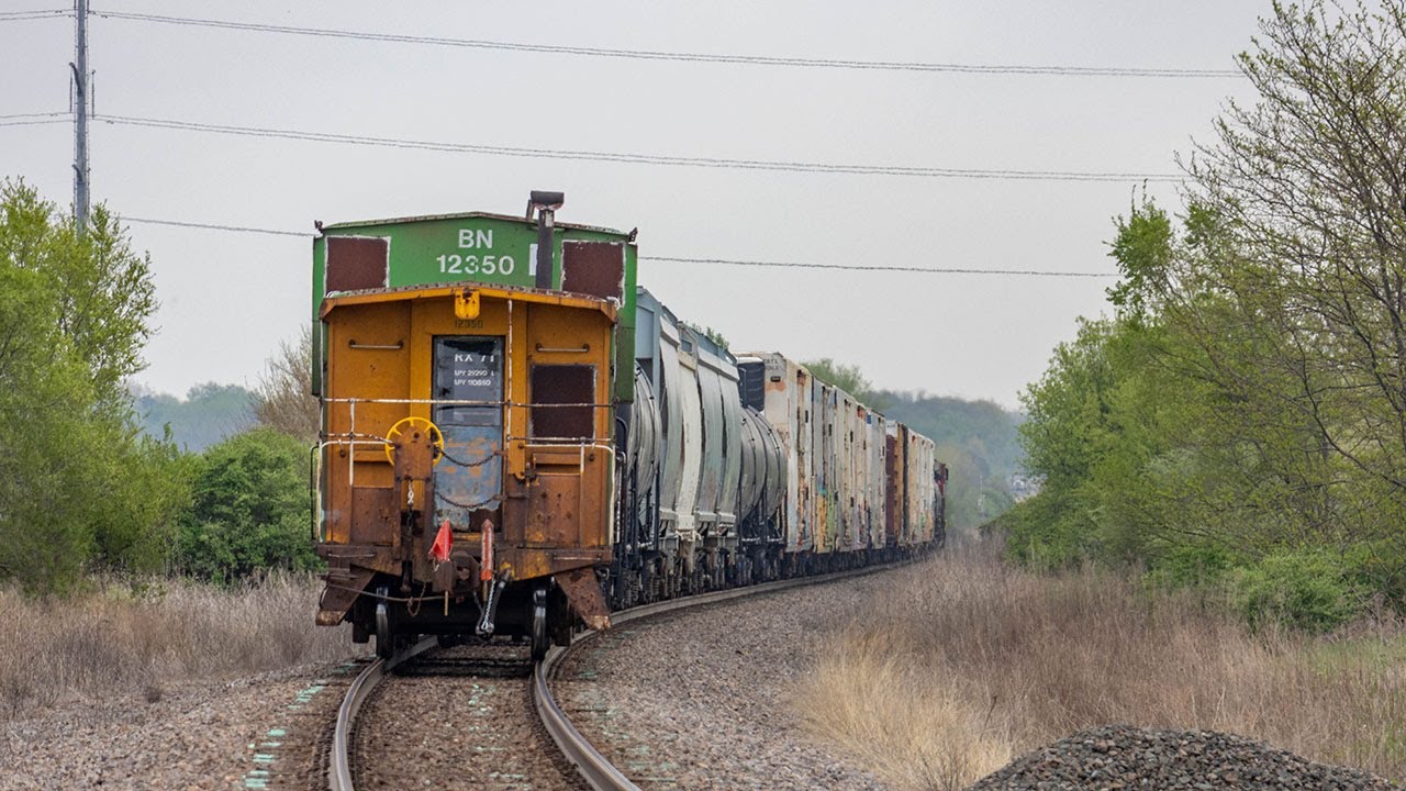 R CHI476 W/ BNSF 784 & BN Caboose - Sugar Grove, IL - YouTube