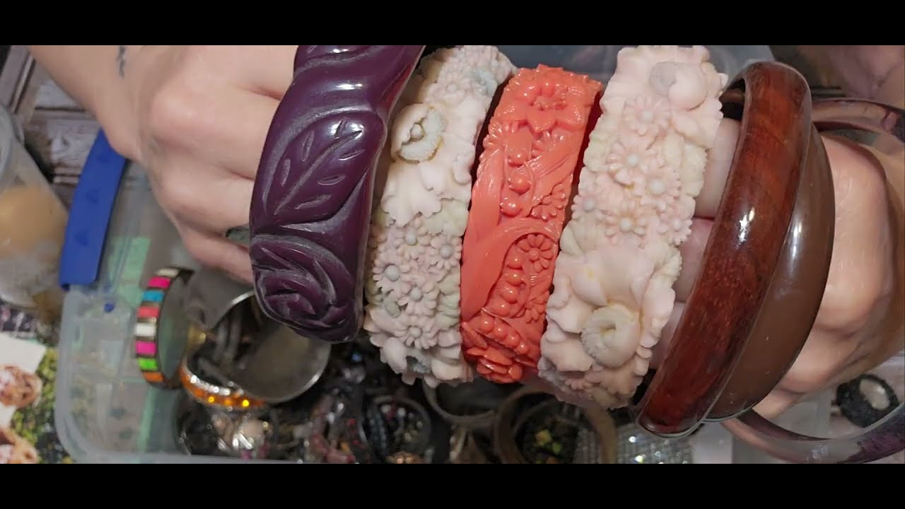 BORDERLINE HOARDER/CLEANING OUT MY CLOSET - YouTube