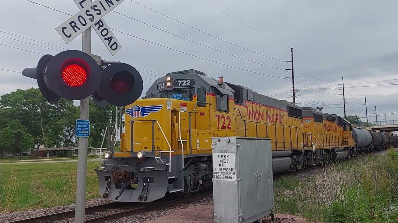 Sioux City Inn entrance railroad crossing, UP 722 and 542 Local South, Sioux City, IA - YouTube
