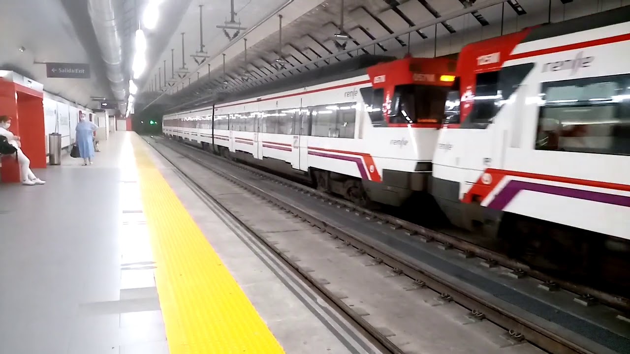 Cercanías Madrid: Llegada y salida de un tren Serie 446 de Renfe de la ...