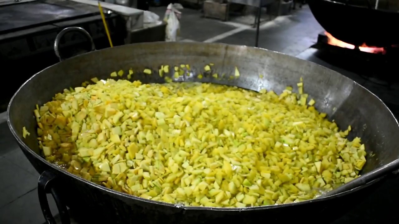 Delhi biggest Langar at Gurudwara Bangla Sahib | Best Indian Food - YouTube