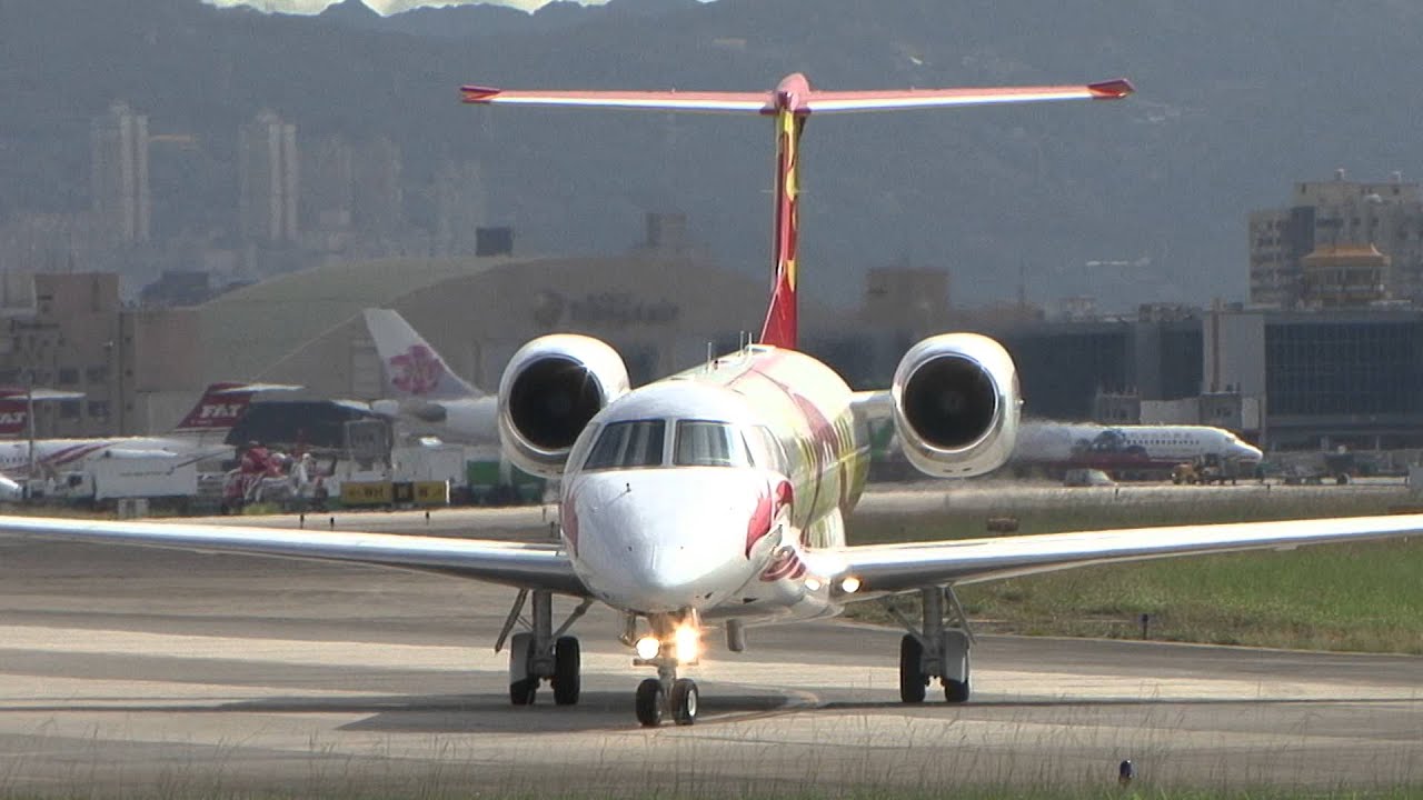 松山機場TSA/RCSS Embraer Legacy 650 N688JC Jackie Chan 成龍專機 10跑道起飛 - YouTube