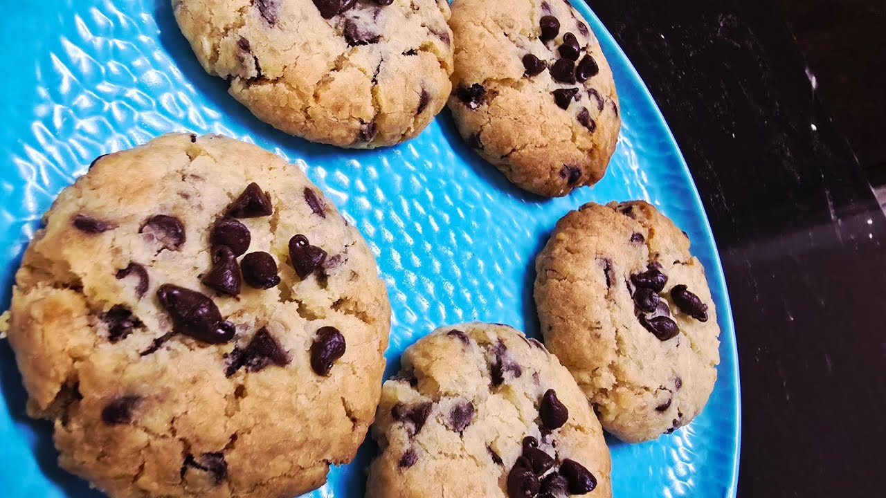 Simple, quick & irresistibly chocolaty cookies crispy outside, gooey ...