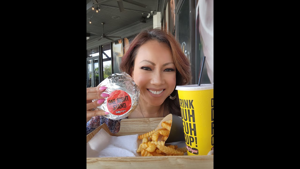 MUKBANG. Dee's EATS Slutty Vegan Burger, Fries, dessert, and strawberry lemonade in Duluth ...
