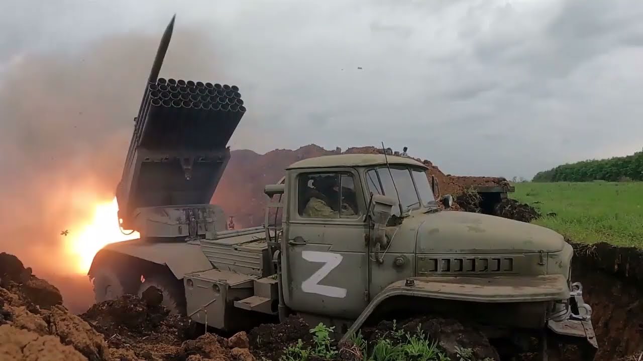BM-21 Grad💥 Strikes Ukrainian positions - YouTube