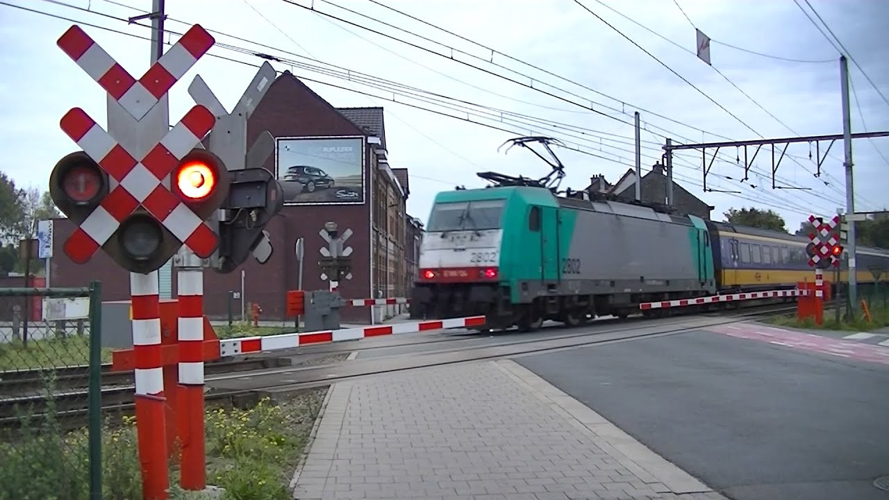 Spoorwegovergang Lier (B) // Railroad crossing // Passage à niveau ...