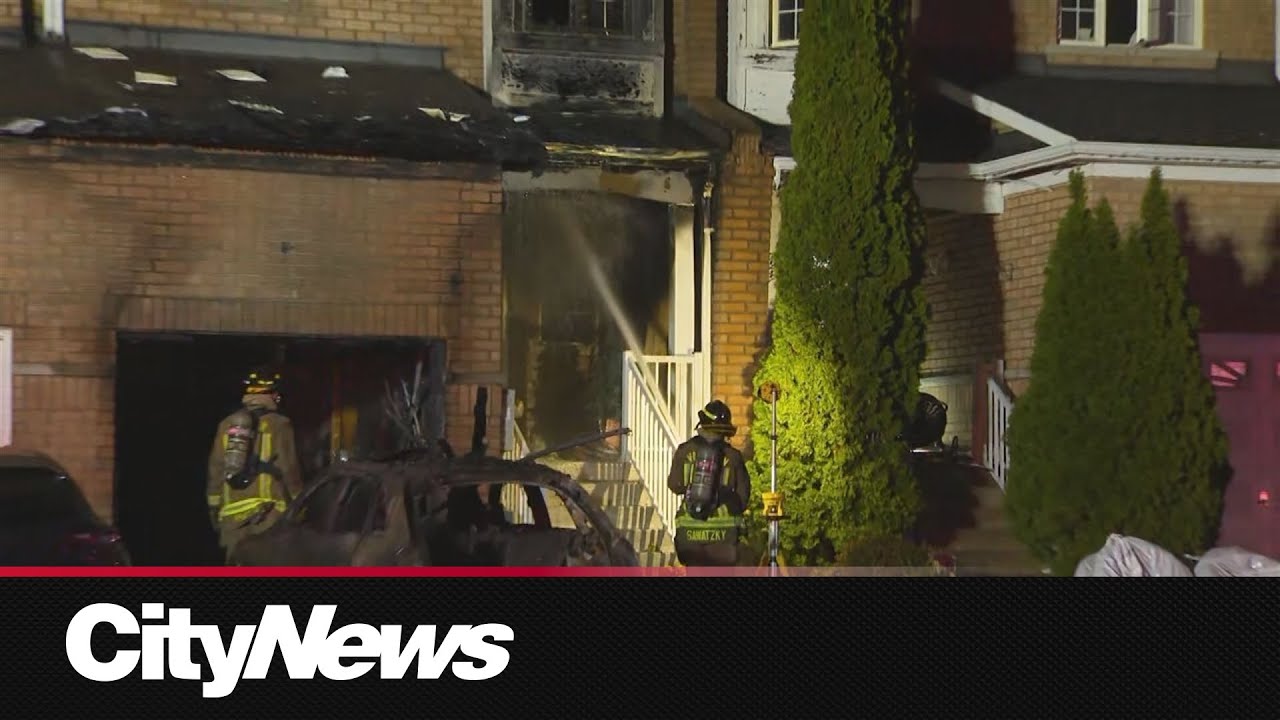 Townhouse fire in Vaughan destroys home, incinerates vehicle - YouTube