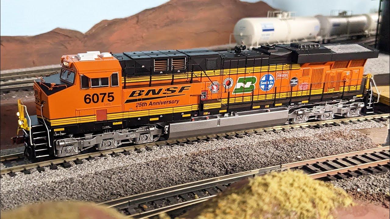 HO Scale: ScaleTrains BNSF ES44AC 25th Anniversary - YouTube