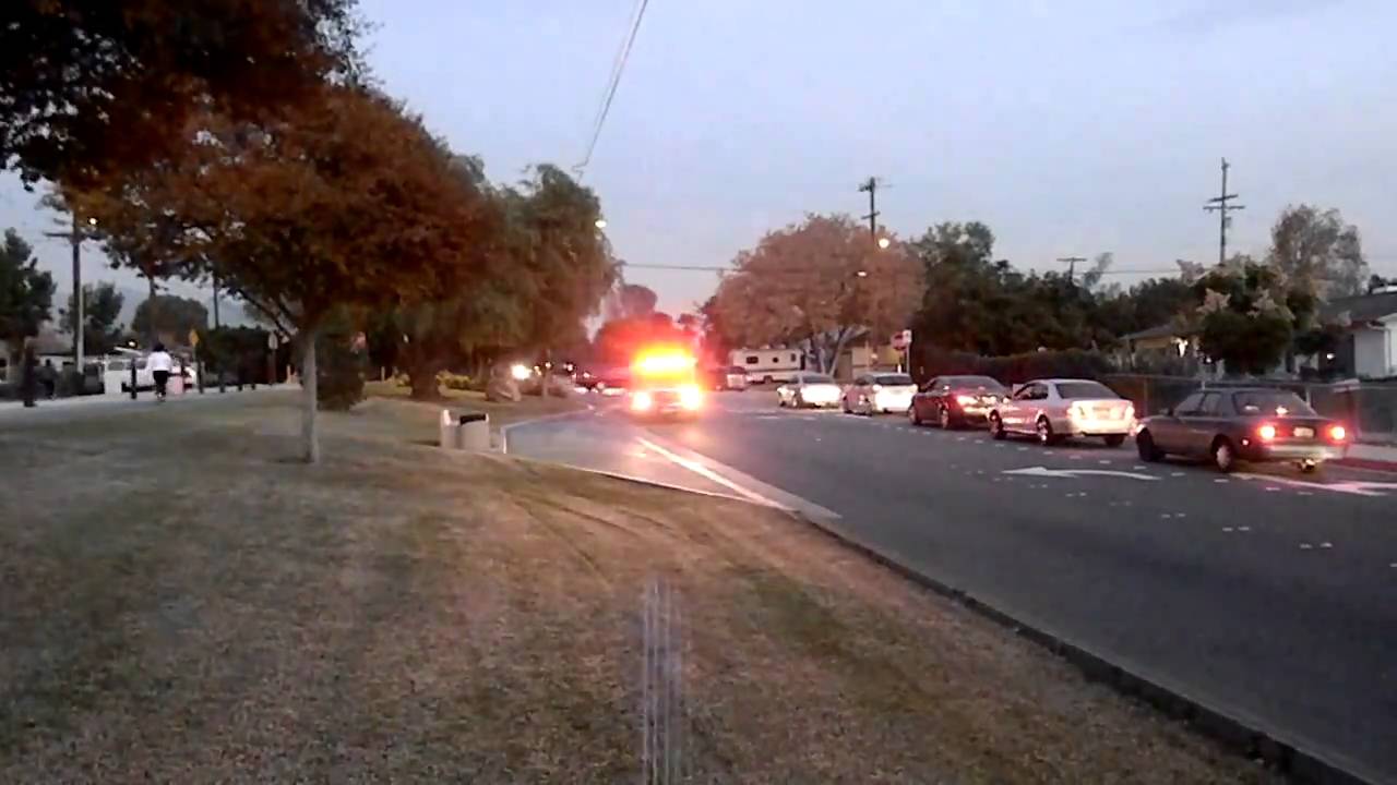 LACoFD SQ 32 responding to a cardiac arrest victim - YouTube