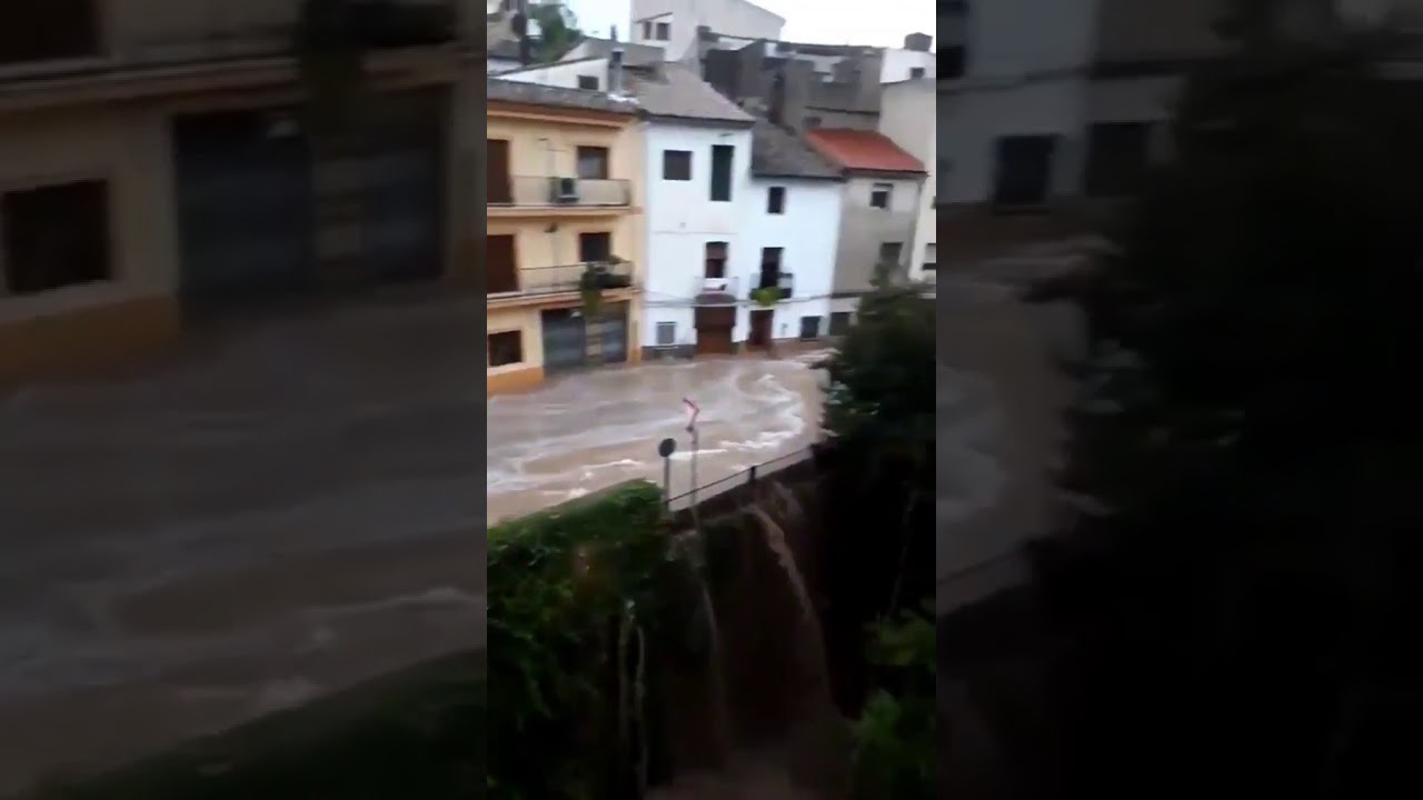 les grosses inondations qui touchent Valence en Espagne - YouTube