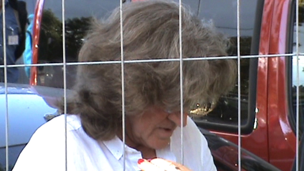 Zbyszek Wodecki rozdaje autografy po koncercie w Krotoszynie w 2014 r ...