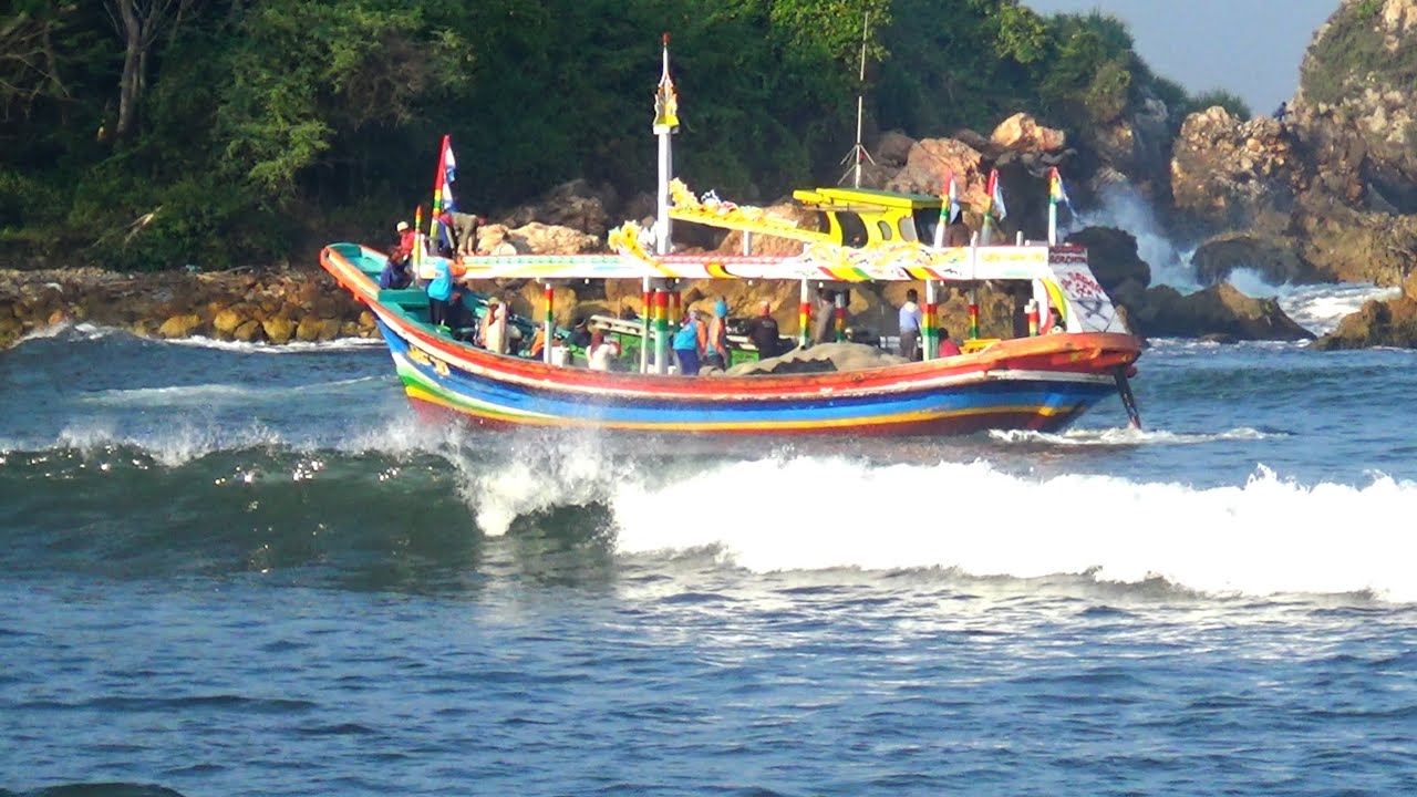 Kapal Oleng 20/6/2023 Di ombak Pelawangan besar - YouTube