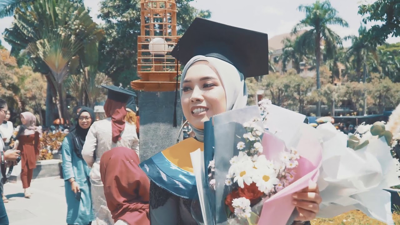 Wisuda Karina Putri - Graduation Ceremony - YouTube