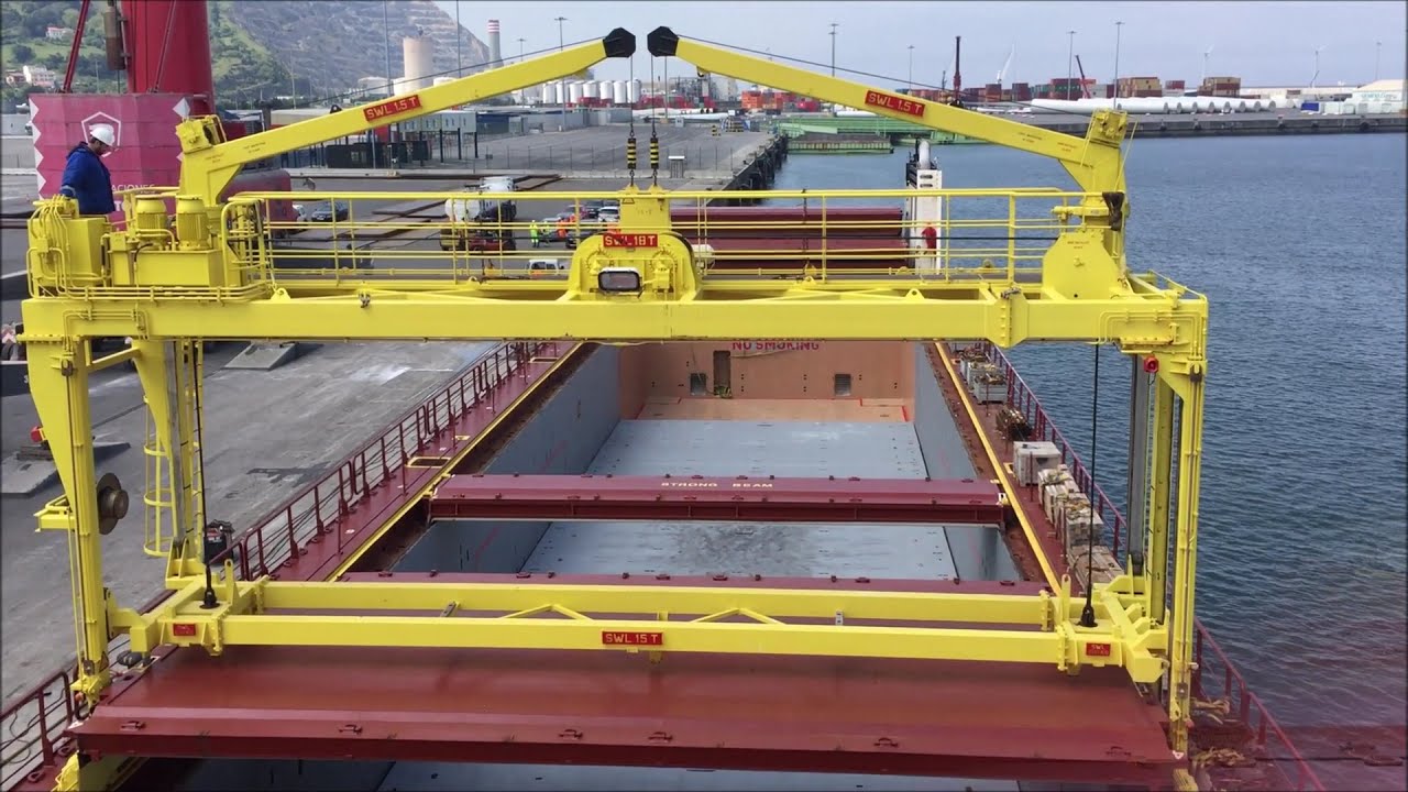 58 VN Navegacion Bilbao/Spain: Opening of hatch covers and tweendeck ...