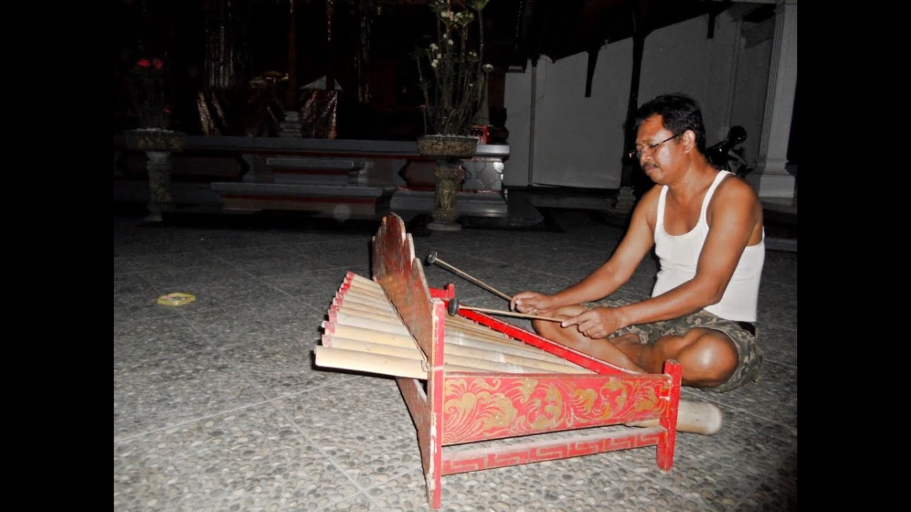 Rindik, traditional musical instrument gamelan, Bali - YouTube