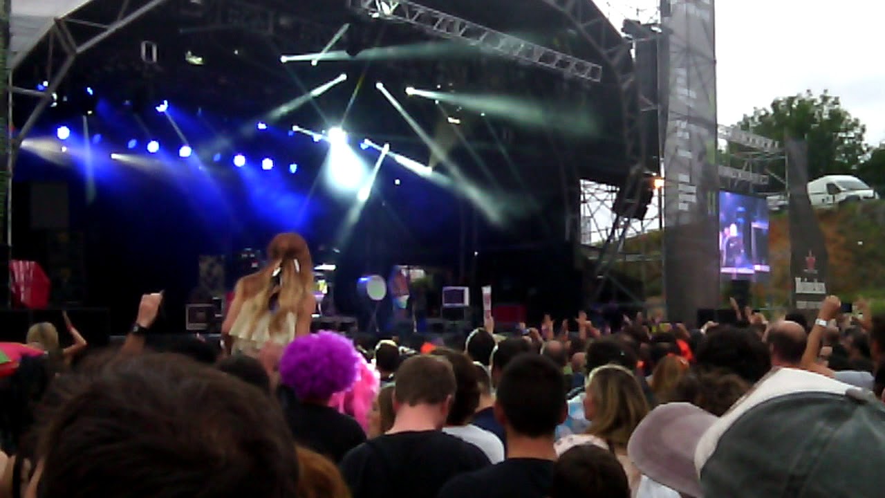 THE TING TINGS - GREAT DJ (BBK LIVE 2015) - YouTube