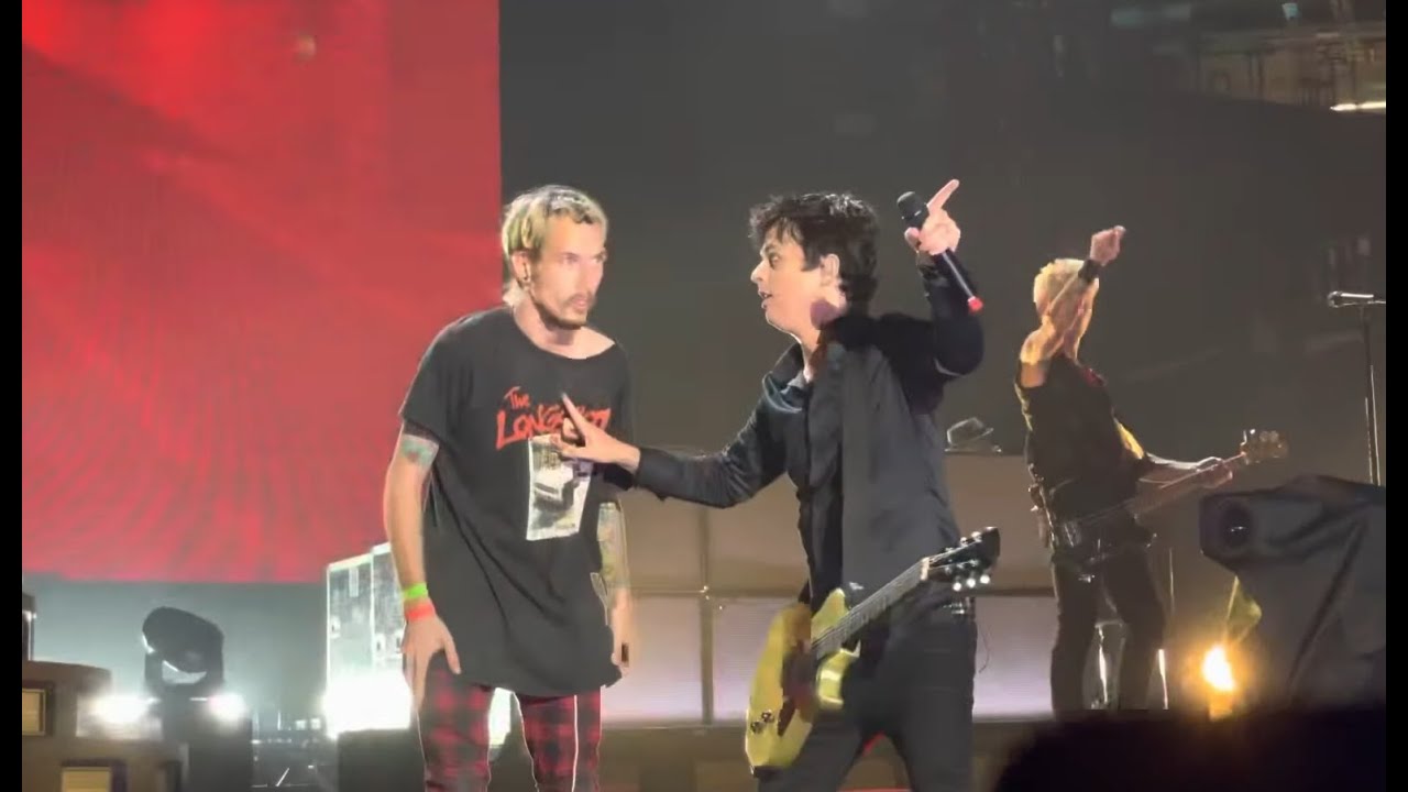 Green Day Brings a Fan Into Stage (Live @ Dallas, Tx) 24/07/2021 Hella ...