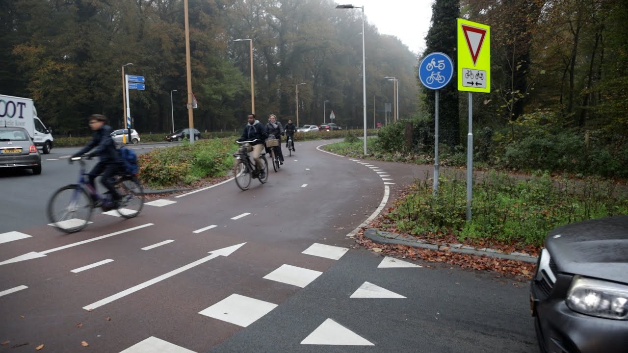 Wat vinden fietsers van de rotonde aan de Zandlaan in Ede? - YouTube
