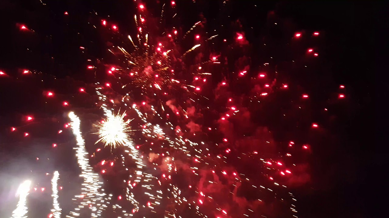 Red Maroon Vuurwerkmania 2X - YouTube